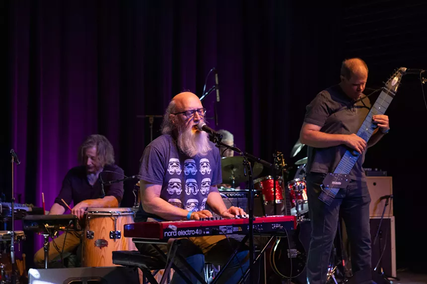 Edie Brickell and Dallas Musicians Honored the Late Brad Houser With a ...